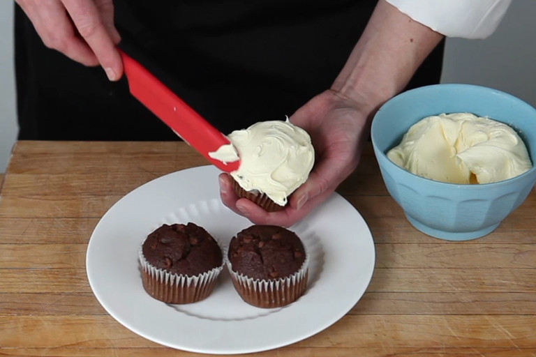 How to Ice a Cupcake - Great British Chefs